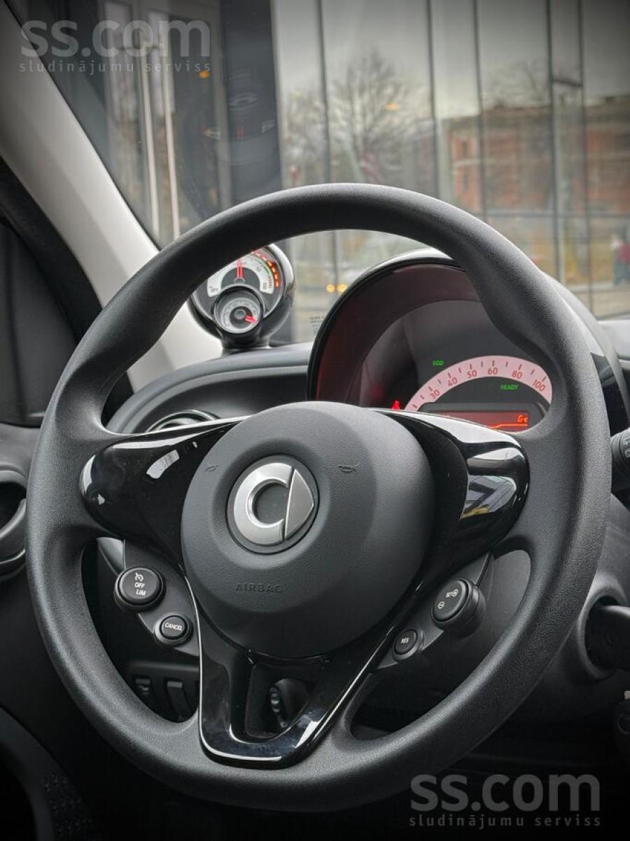 Black Smart Forfour 2021 in Riga, with an engine capacity of 1.10 L and mileage of 20 thousand km for 10600 €, photo 19 on AUTOMOTO.COM.LV
