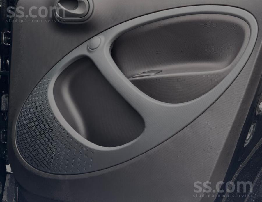 Black Smart Forfour 2021 in Riga, with an engine capacity of 1.10 L and mileage of 20 thousand km for 10600 €, photo 23 on AUTOMOTO.COM.LV