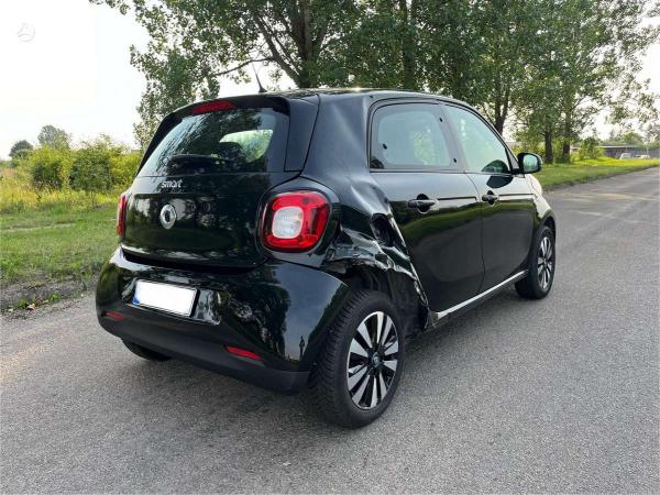 Black Smart Forfour 2015 in Taurage, with an engine capacity of 1.00 L and mileage of 90 thousand km for 3200 €, photo 4 on AUTOMOTO.COM.LV