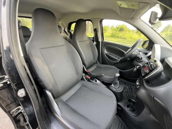Black Smart Forfour 2015 in Taurage, with an engine capacity of 1.00 L and mileage of 90 thousand km for 3200 €, photo 10 on AUTOMOTO.COM.LV