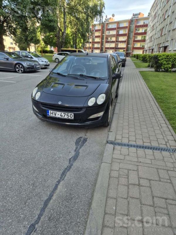 Black Smart Forfour 2004 in Ogre, with an engine capacity of 1.10 L and mileage of 297 thousand km for 900 €, photo 1 on AUTOMOTO.COM.LV