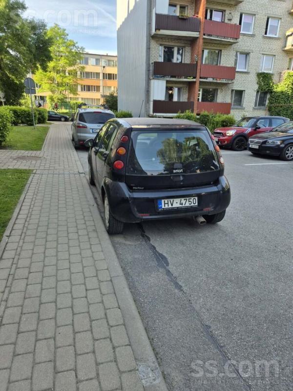 Black Smart Forfour 2004 in Ogre, with an engine capacity of 1.10 L and mileage of 297 thousand km for 900 €, photo 2 on AUTOMOTO.COM.LV