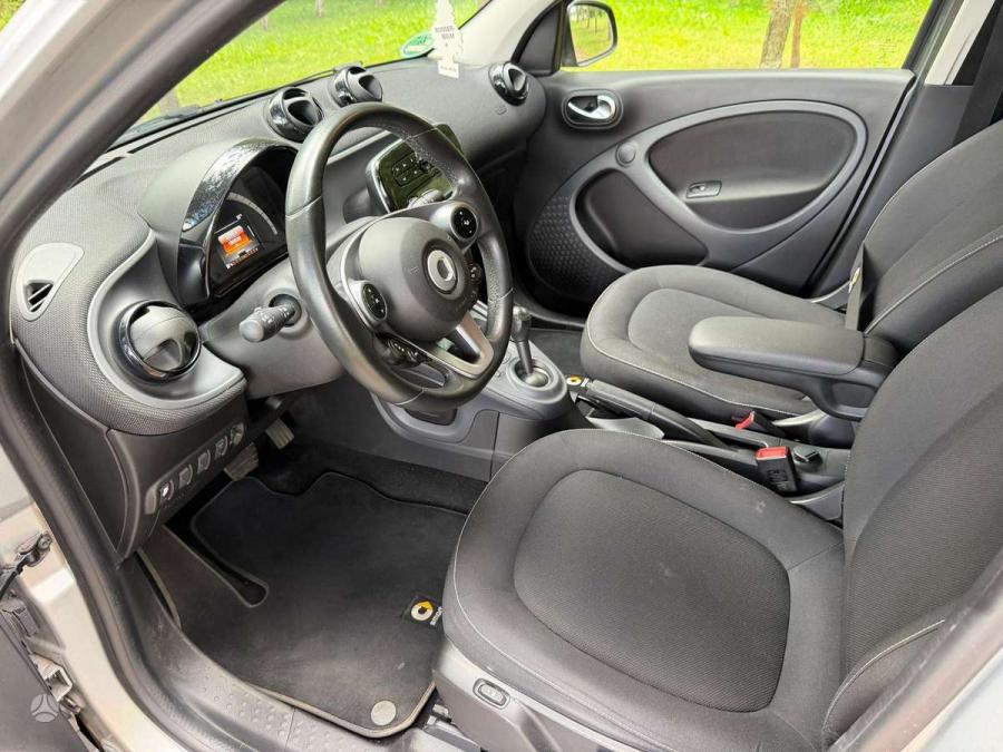 Grey Smart Forfour 2018 in Panevezys, with an engine capacity of 0.90 L and mileage of 180 thousand km for 5700 €, photo 6 on AUTOMOTO.COM.LV