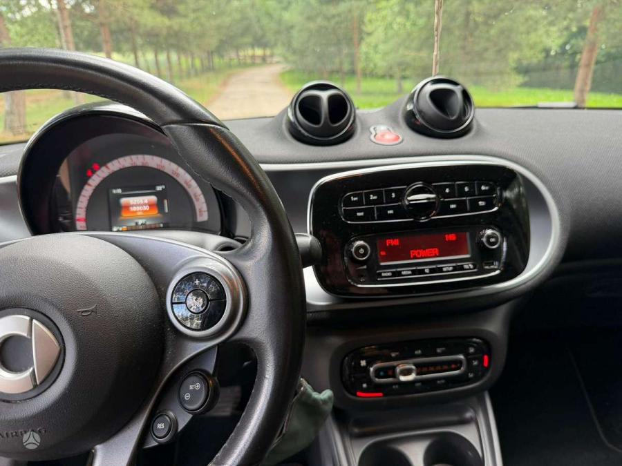 Grey Smart Forfour 2018 in Panevezys, with an engine capacity of 0.90 L and mileage of 180 thousand km for 5700 €, photo 11 on AUTOMOTO.COM.LV