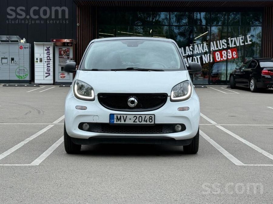 White Smart Forfour 2017 in Riga, with an engine capacity of 1.00 L and mileage of 83 thousand km for 5600 €, photo 3 on AUTOMOTO.COM.LV
