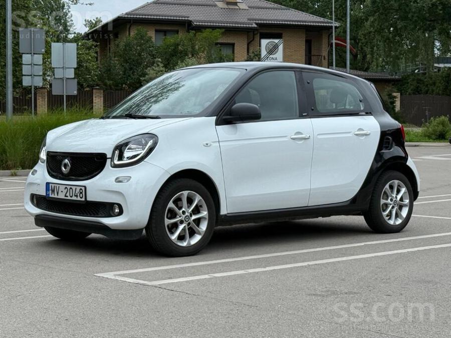 White Smart Forfour 2017 in Riga, with an engine capacity of 1.00 L and mileage of 83 thousand km for 5600 €, photo 4 on AUTOMOTO.COM.LV