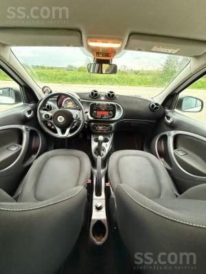 White Smart Forfour 2017 in Riga, with an engine capacity of 1.00 L and mileage of 83 thousand km for 5600 €, photo 8 on AUTOMOTO.COM.LV