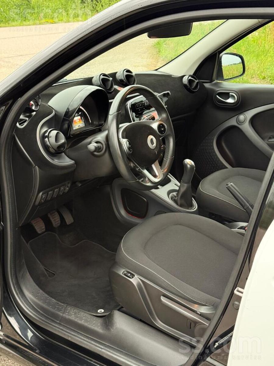 White Smart Forfour 2017 in Riga, with an engine capacity of 1.00 L and mileage of 83 thousand km for 5600 €, photo 9 on AUTOMOTO.COM.LV