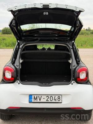 White Smart Forfour 2017 in Riga, with an engine capacity of 1.00 L and mileage of 83 thousand km for 5600 €, photo 11 on AUTOMOTO.COM.LV