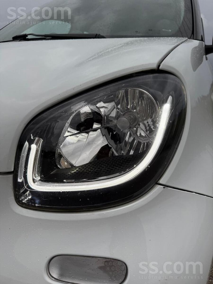 White Smart Forfour 2017 in Riga, with an engine capacity of 1.00 L and mileage of 83 thousand km for 5600 €, photo 13 on AUTOMOTO.COM.LV