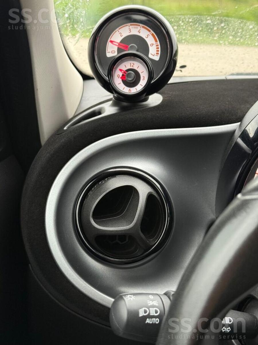 White Smart Forfour 2017 in Riga, with an engine capacity of 1.00 L and mileage of 83 thousand km for 5600 €, photo 15 on AUTOMOTO.COM.LV
