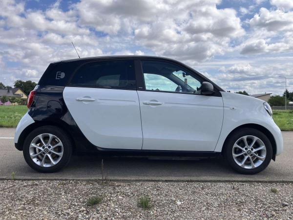 White Smart Forfour 2018 in Jurbarkas, with an engine capacity of 0.00 L and mileage of 81 thousand km for 6700 €, photo 3 on AUTOMOTO.COM.LV