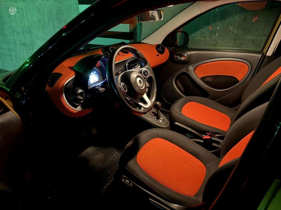 Yellow Smart Forfour 2017 in Vilnius, with an engine capacity of 1.00 L and mileage of 156 thousand km for 7200 €, photo 25 on AUTOMOTO.COM.LV