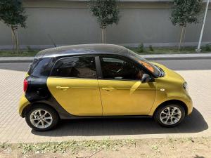 Yellow Smart Forfour 2017 in Vilnius, with an engine capacity of 1.00 L and mileage of 156 thousand km for 7200 €, photo 3 on AUTOMOTO.COM.LV