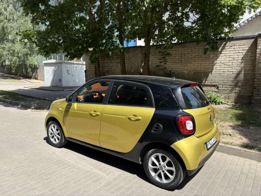 Yellow Smart Forfour 2017 in Vilnius, with an engine capacity of 1.00 L and mileage of 156 thousand km for 7200 €, photo 6 on AUTOMOTO.COM.LV