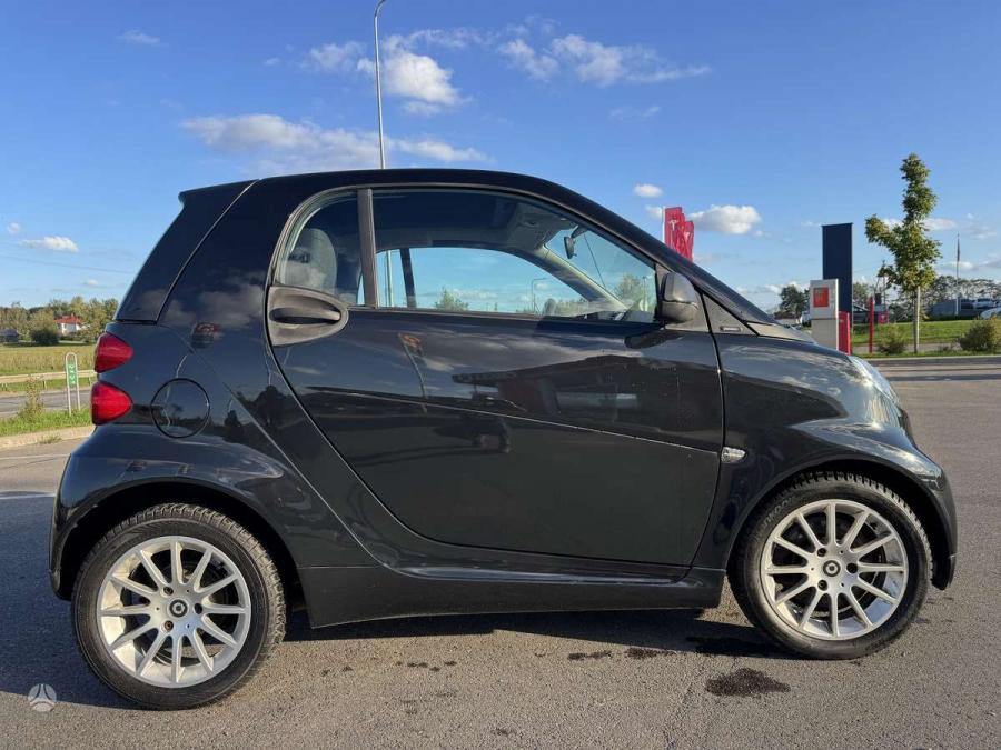 Black Smart Fortwo 2012 in Vilnius, with an engine capacity of 1.00 L and mileage of 90 thousand km for 3850 €, photo 5 on AUTOMOTO.COM.LV