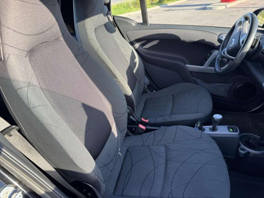 Black Smart Fortwo 2012 in Vilnius, with an engine capacity of 1.00 L and mileage of 90 thousand km for 3850 €, photo 18 on AUTOMOTO.COM.LV