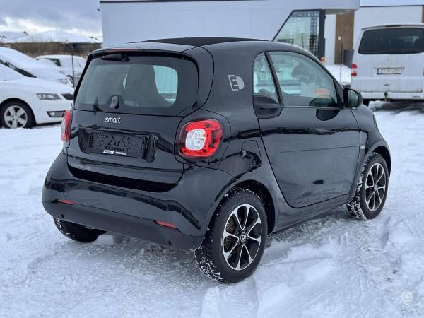 Black Smart Fortwo 2018 in Siauliai, with an engine capacity of 0.00 L and mileage of 46 thousand km for 7700 €, photo 4 on AUTOMOTO.COM.LV