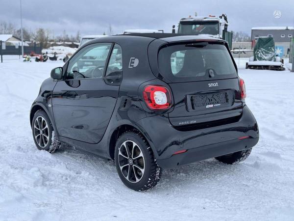 Black Smart Fortwo 2018 in Siauliai, with an engine capacity of 0.00 L and mileage of 46 thousand km for 7700 €, photo 6 on AUTOMOTO.COM.LV