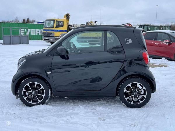 Black Smart Fortwo 2018 in Siauliai, with an engine capacity of 0.00 L and mileage of 46 thousand km for 7700 €, photo 8 on AUTOMOTO.COM.LV