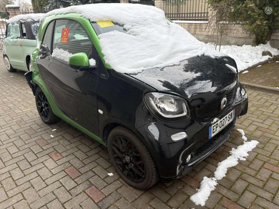 Black Smart Fortwo 2017 in Vilnius, with an engine capacity of 0.00 L and mileage of 31 thousand km for 4200 €, photo 2 on AUTOMOTO.COM.LV