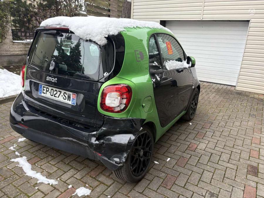 Black Smart Fortwo 2017 in Vilnius, with an engine capacity of 0.00 L and mileage of 31 thousand km for 4200 €, photo 3 on AUTOMOTO.COM.LV