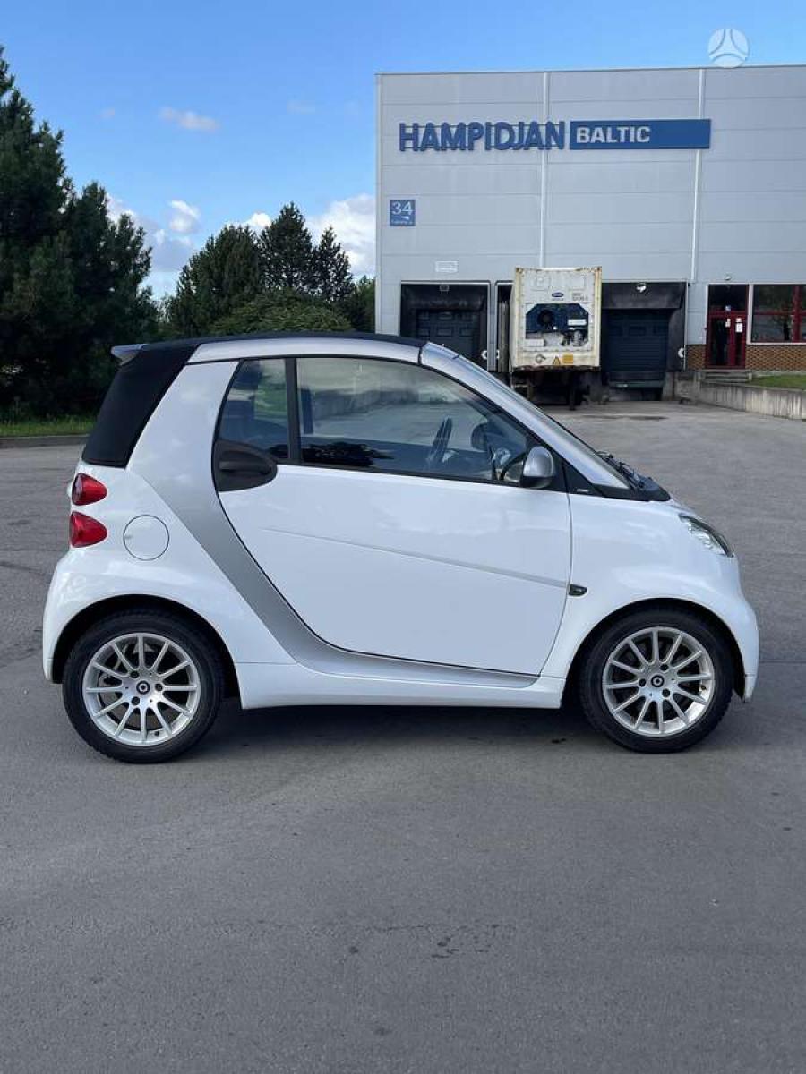 White Smart Fortwo 2013 in Siauliai, with an engine capacity of 1.00 L and mileage of 50 thousand km for 3799 €, photo 7 on AUTOMOTO.COM.LV