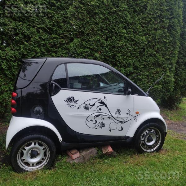 White Smart Fortwo 2002 in Riga, with an engine capacity of 0.60 L and mileage of 216 thousand km for 500 €, photo 1 on AUTOMOTO.COM.LV