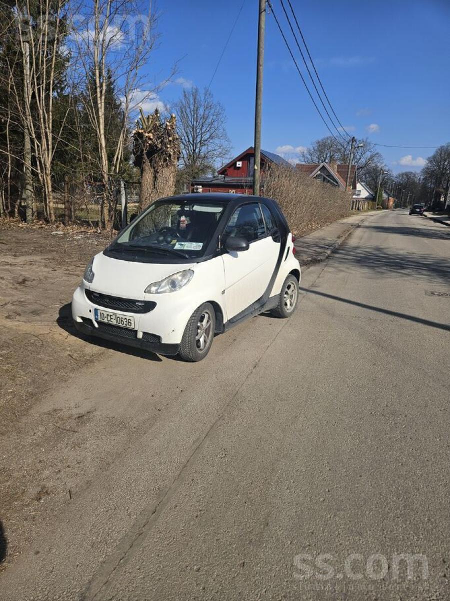 White Smart Fortwo 2010 in Riga, with an engine capacity of 1.00 L and mileage of 0 thousand km for 1000 €, photo 5 on AUTOMOTO.COM.LV