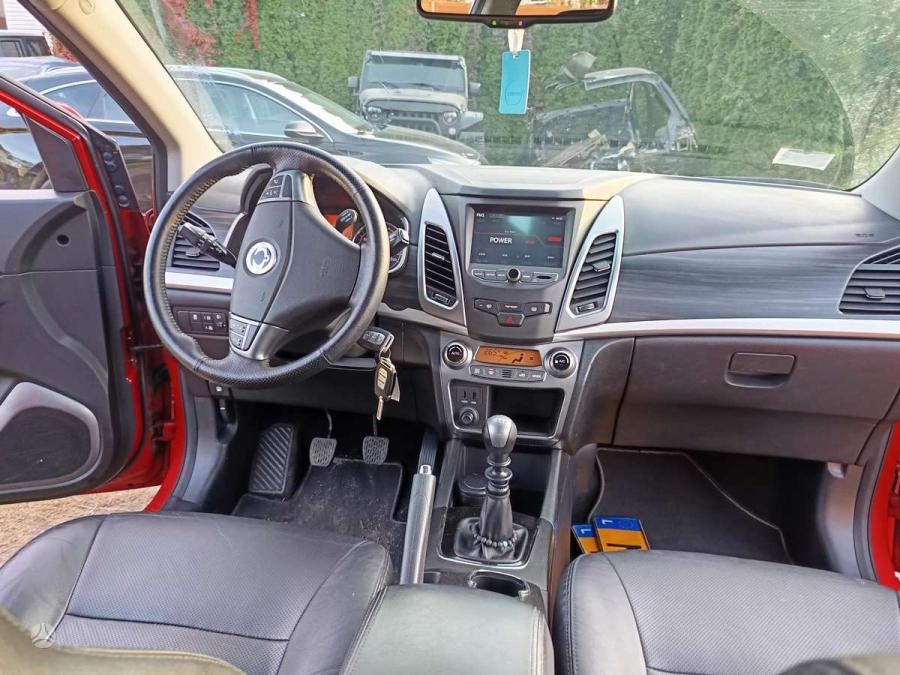 Sarkans SsangYong Korando 2016 Marijampole, ar dzinēja tilpumu 2.16 L un nobraukumu 130 tūkst. km par 4799 €, foto 4 vietnē AUTOMOTO.COM.LV