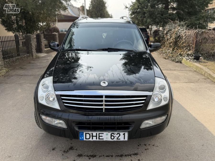 Black SsangYong Rexton 2004 in Kaunas, with an engine capacity of 2.70 L and mileage of 202 thousand km for 2550 €, photo 2 on AUTOMOTO.COM.LV