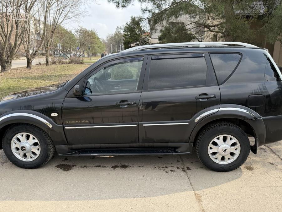 Black SsangYong Rexton 2004 in Kaunas, with an engine capacity of 2.70 L and mileage of 202 thousand km for 2550 €, photo 5 on AUTOMOTO.COM.LV