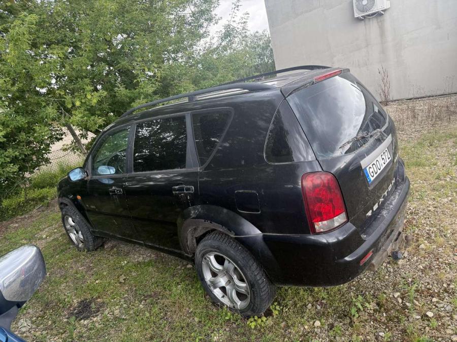 Melns SsangYong Rexton 2004 Pasvalys, ar dzinēja tilpumu 2.90 L un nobraukumu 250 tūkst. km par 999 €, foto 3 vietnē AUTOMOTO.COM.LV