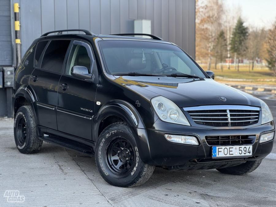 Black SsangYong Rexton 2005 in Kaisiadorys, with an engine capacity of 2.70 L and mileage of 324 thousand km for 1700 €, photo 1 on AUTOMOTO.COM.LV