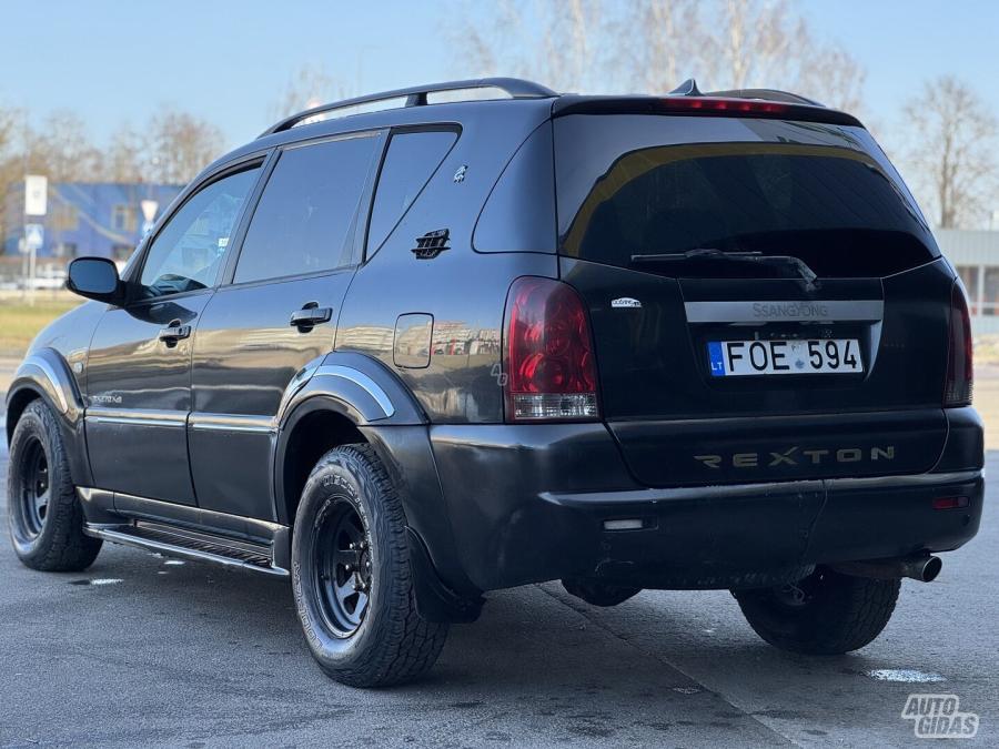 Black SsangYong Rexton 2005 in Kaisiadorys, with an engine capacity of 2.70 L and mileage of 324 thousand km for 1700 €, photo 6 on AUTOMOTO.COM.LV