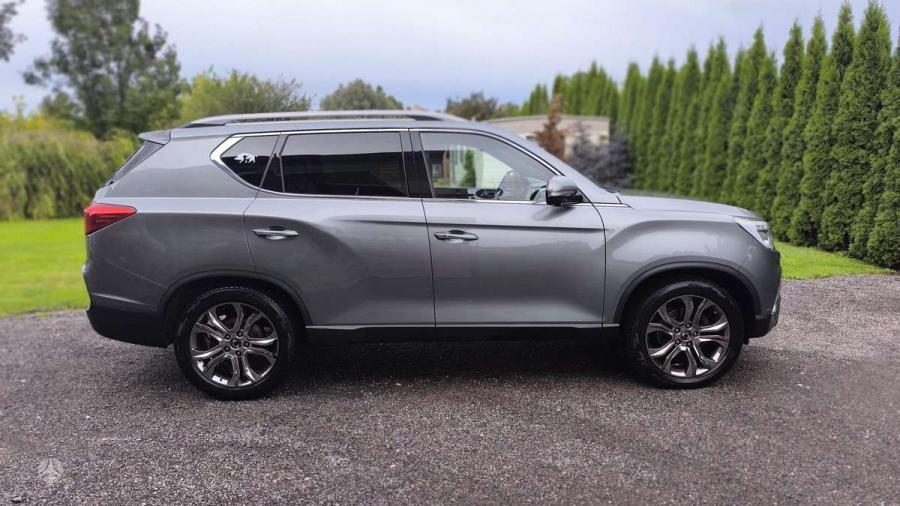 Grey SsangYong Rexton 2017 in Kursenai, with an engine capacity of 2.16 L and mileage of 180 thousand km for 12200 €, photo 5 on AUTOMOTO.COM.LV