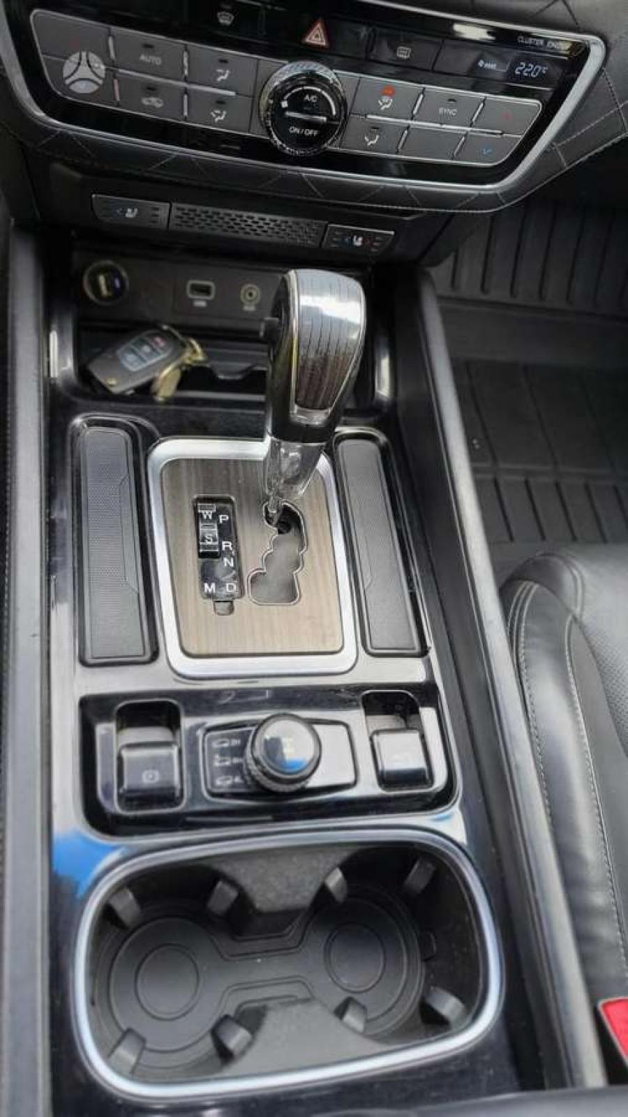 Grey SsangYong Rexton 2017 in Kursenai, with an engine capacity of 2.16 L and mileage of 180 thousand km for 12200 €, photo 13 on AUTOMOTO.COM.LV