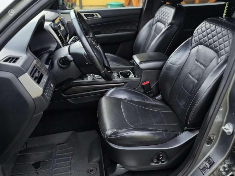 Grey SsangYong Rexton 2017 in Kursenai, with an engine capacity of 2.16 L and mileage of 180 thousand km for 12200 €, photo 18 on AUTOMOTO.COM.LV