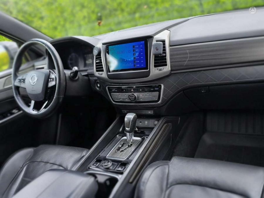 Grey SsangYong Rexton 2017 in Kursenai, with an engine capacity of 2.16 L and mileage of 180 thousand km for 12200 €, photo 19 on AUTOMOTO.COM.LV