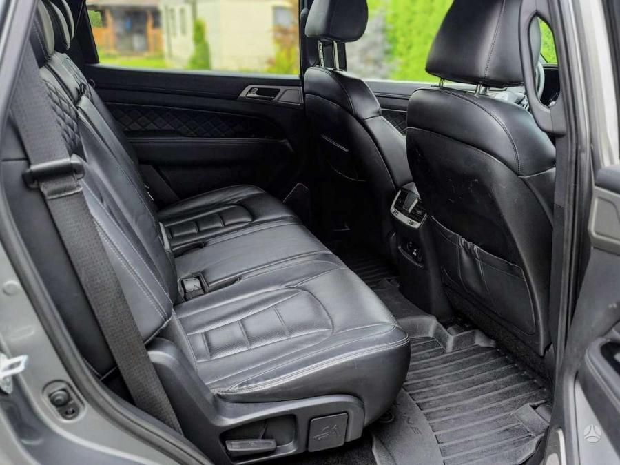 Grey SsangYong Rexton 2017 in Kursenai, with an engine capacity of 2.16 L and mileage of 180 thousand km for 12200 €, photo 26 on AUTOMOTO.COM.LV