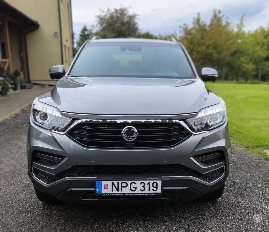 Grey SsangYong Rexton 2017 in Kursenai, with an engine capacity of 2.16 L and mileage of 180 thousand km for 12200 €, photo 3 on AUTOMOTO.COM.LV