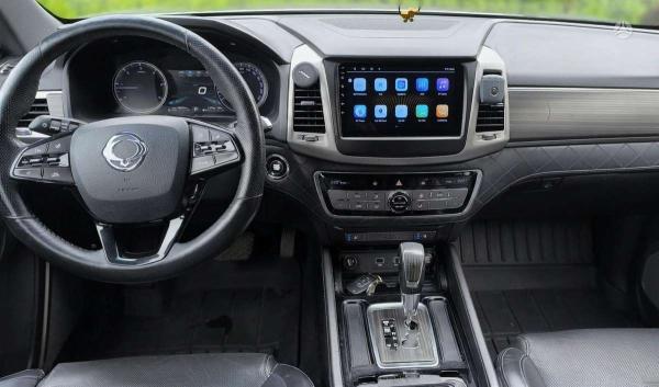 Grey SsangYong Rexton 2017 in Kursenai, with an engine capacity of 2.16 L and mileage of 180 thousand km for 12200 €, photo 10 on AUTOMOTO.COM.LV