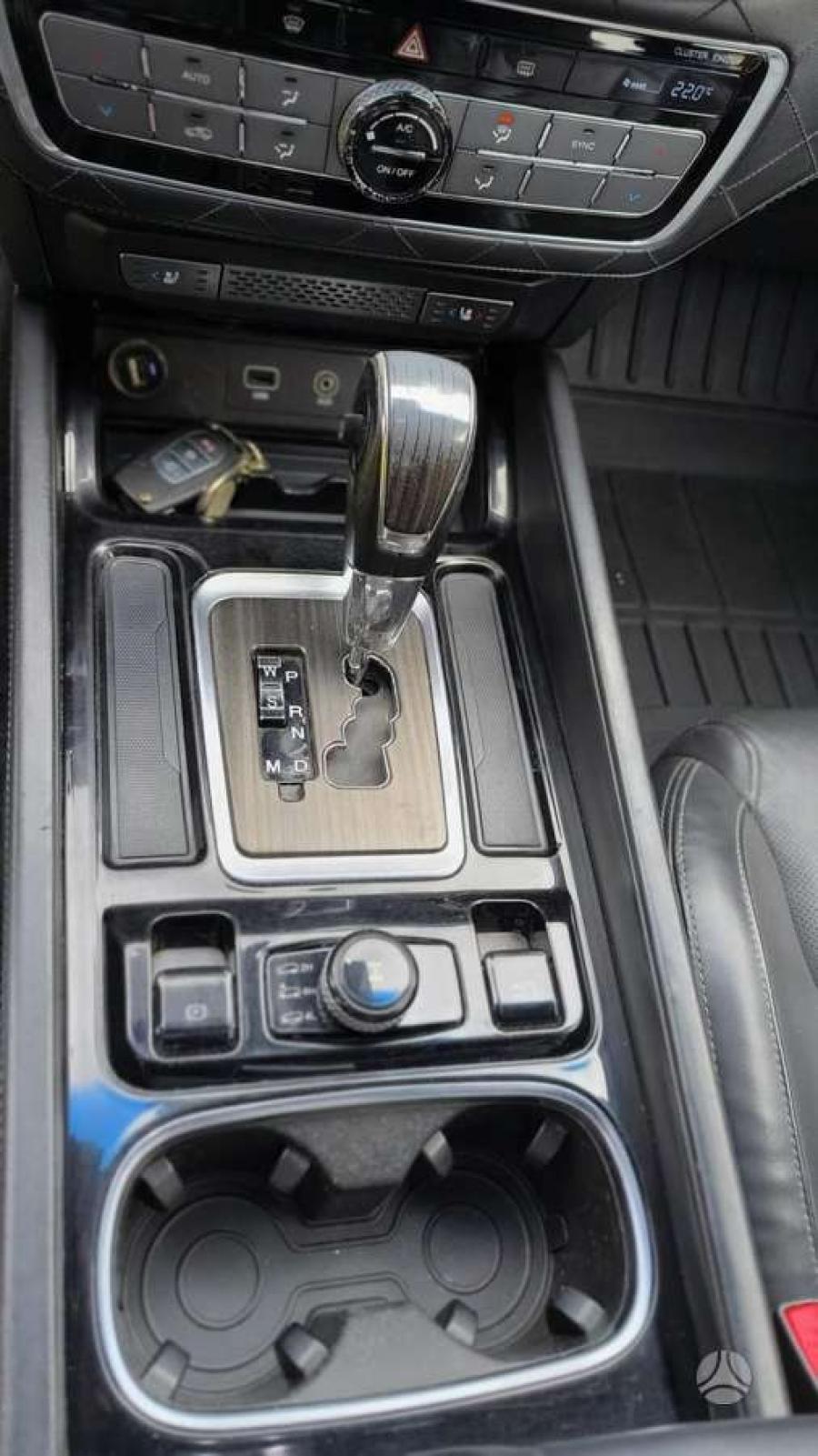 Grey SsangYong Rexton 2017 in Kursenai, with an engine capacity of 2.16 L and mileage of 180 thousand km for 12200 €, photo 13 on AUTOMOTO.COM.LV