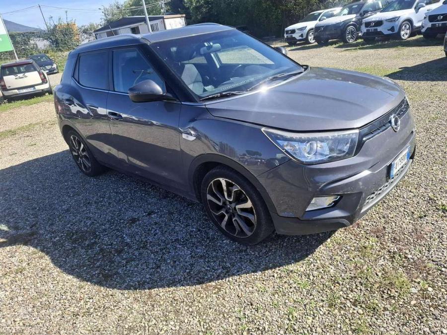 Grey SsangYong Tivoli 2015 in Siauliai, with an engine capacity of 1.60 L and mileage of 200 thousand km for 3750 €, photo 3 on AUTOMOTO.COM.LV