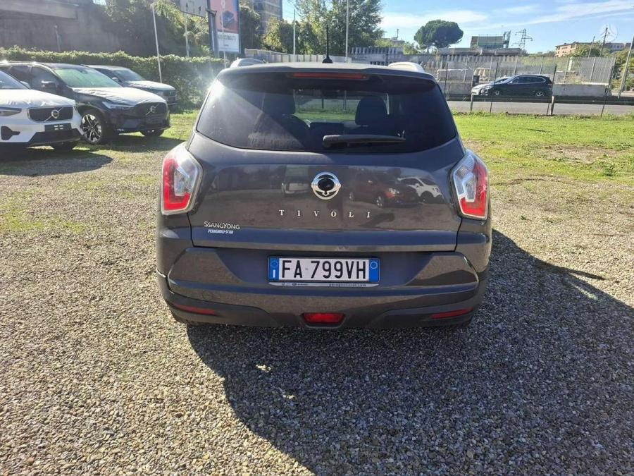 Grey SsangYong Tivoli 2015 in Siauliai, with an engine capacity of 1.60 L and mileage of 200 thousand km for 3750 €, photo 4 on AUTOMOTO.COM.LV