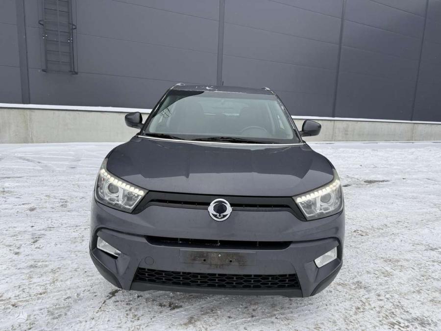 Pelēks SsangYong Tivoli 2015 Šauļi, ar dzinēja tilpumu 1.60 L un nobraukumu 200 tūkst. km par 3750 €, foto 2 vietnē AUTOMOTO.COM.LV