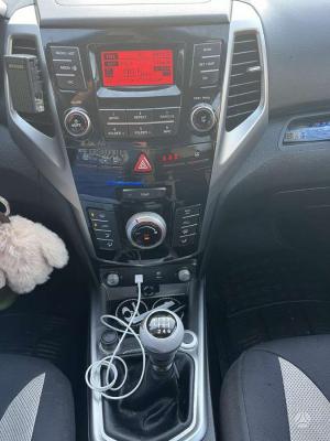 Violet SsangYong Tivoli 2015 in Ukmerge, with an engine capacity of 1.60 L and mileage of 150 thousand km for 3500 €, photo 9 on AUTOMOTO.COM.LV