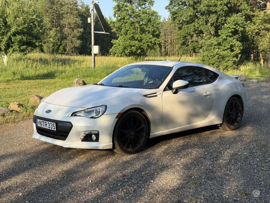White Subaru BRZ 2014 in Elektrenai, with an engine capacity of 2.00 L and mileage of 190 thousand km for 11900 €, photo 1 on AUTOMOTO.COM.LV