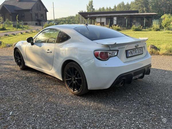 White Subaru BRZ 2014 in Elektrenai, with an engine capacity of 2.00 L and mileage of 190 thousand km for 11900 €, photo 2 on AUTOMOTO.COM.LV