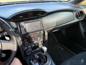 White Subaru BRZ 2014 in Elektrenai, with an engine capacity of 2.00 L and mileage of 190 thousand km for 11900 €, photo 6 on AUTOMOTO.COM.LV